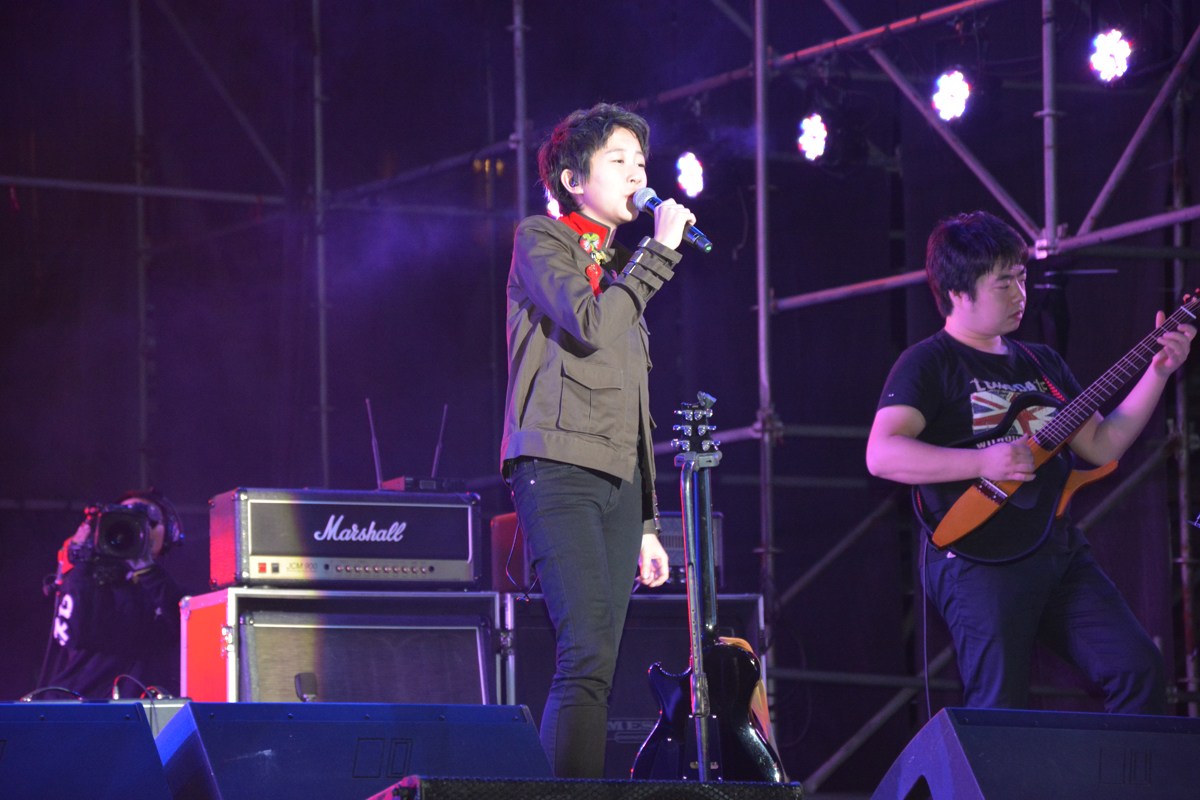 窦靖童现身机场与闺蜜搭肩热聊 (130图) -6park.com